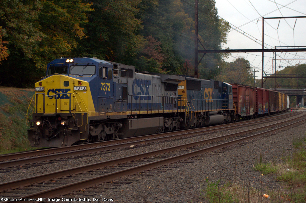 CSX C40-8W 7373 leads Q300-22